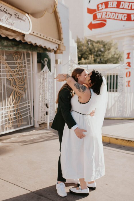 Joslyn & Drew - Little White Chapel - Las Vegas Elopement Photography ...